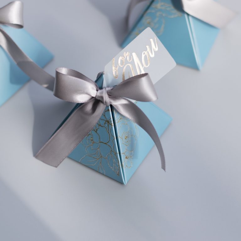 Triangular Pyramid Candy Box Wedding Favors and Gifts Boxes ...