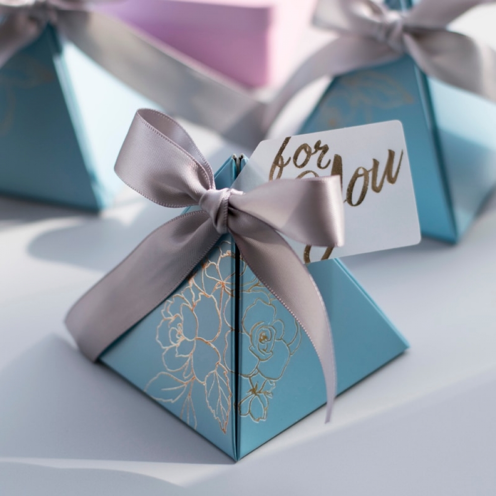 Triangular Pyramid Candy Box Wedding Favors and Gifts Boxes ...